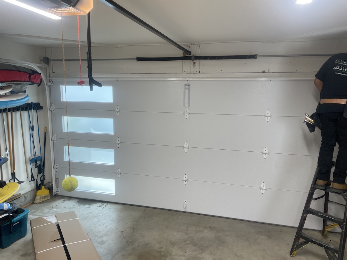 CHI, SKYLINE, FLUSH, WITH WINDOWS DOWN THE SIDE - CityScape Garage Doors